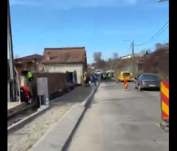 Cum înaintează lucrările de modernizare a străzii Valea Seacă. Emil Boc ...